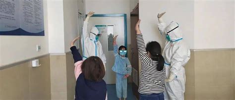 郑州本轮疫情首例治愈患者出院小雨