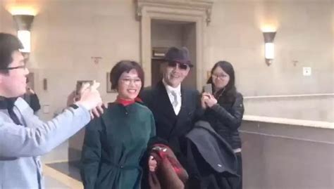 周立波今天出庭！攜妻笑容滿面 陪審團起訴5罪名 最高判15年 每日頭條
