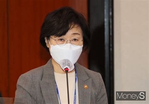 머니s포토 정부측 인사말 전하는 정영애 여가부 장관 머니s