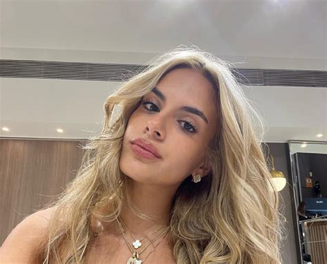 Maria Guardiola Espectacular Con Un Guapo Actor De Estreno En Barcelona