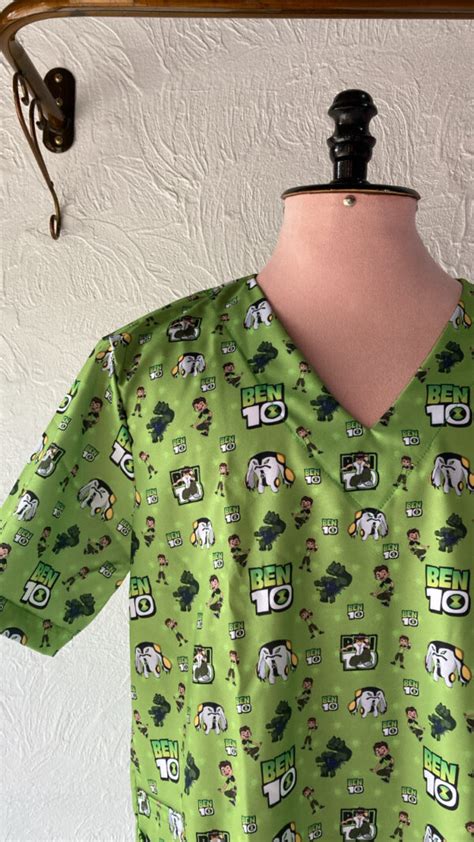 Blusa Scrub de Pijama Cirúrgico Estampado Unissex Ben10 fundo verde