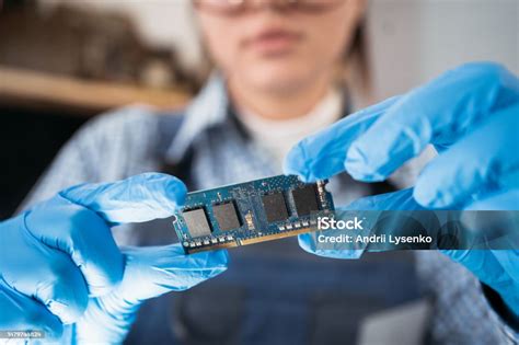 컴퓨터 마더보드에 메모리가 있는 서비스 기술자 수리점의 배경에 손에 Ram입니다 개인용 컴퓨터 업그레이드 임의 추출 기억 장치에