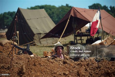 2019 년 전쟁과 평화 쇼에서 살아있는 역사 전시의 일환으로 프랑스 참호 World War Ii에 대한 스톡 사진 및 기타