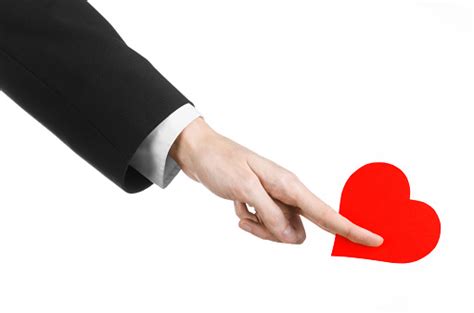 발렌타인 및 사랑 테마 스튜디오에서 흰색 배경에 고립 된 붉은 마음을 잡고 검은 양복에 남자 2월에 대한 스톡 사진 및 기타