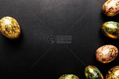 黑色背景上柔和色彩的天然金色斑点复活节彩蛋复活节快乐卡概念简约设高清图片下载 正版图片504346199 摄图网