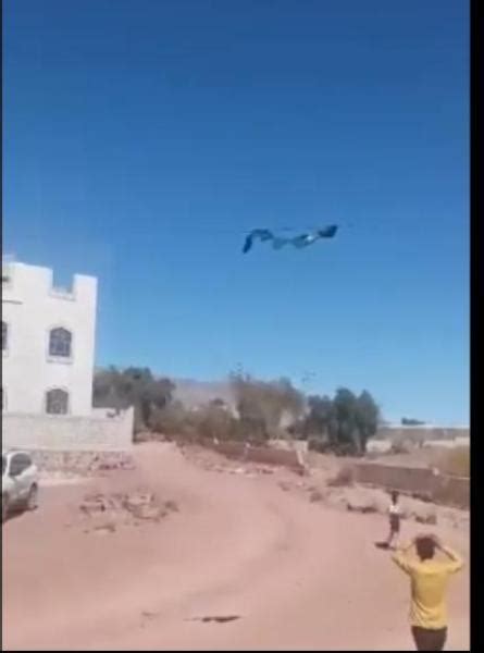 شاهد الصاروخ الحوثي التائه الذي ضل طريقة بعد استهداف بارجة أمريكية
