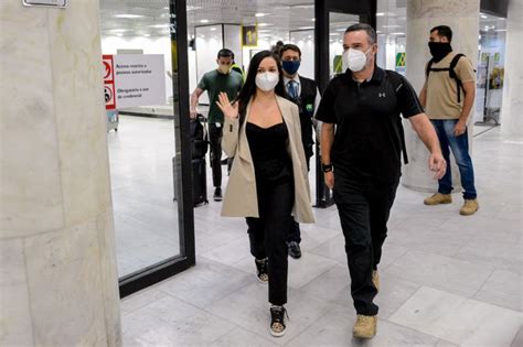 Juliette desembarca no Rio cercada de seguranças e atende fãs Quem
