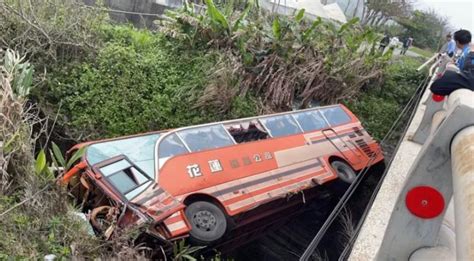 花蓮車禍！客運對撞小客車墜邊坡 司機骨折、1乘客不治 社會萬象 生活 Nownews今日新聞
