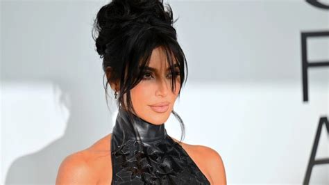 ‘mob Wife Is The Flashy Fashion Look Of Early 2024 2024