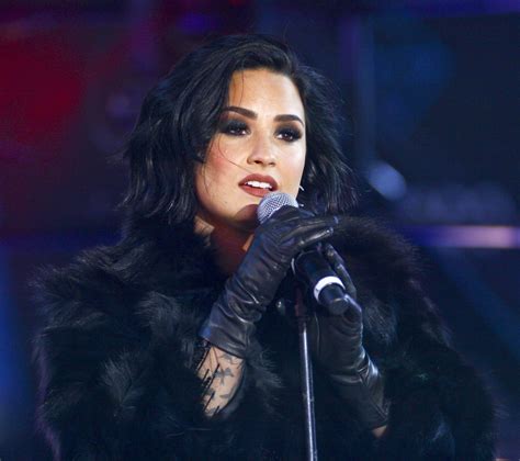 Celebrities In Gloves — Demi Lovato Wearing Leather Gloves
