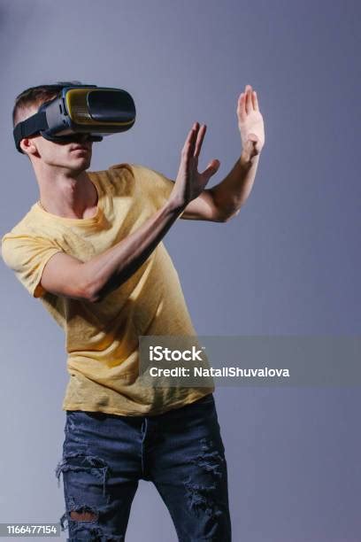 기술 게임 엔터테인먼트 및 사람들 개념 가상 현실 헤드셋 또는 3d 안경을 가진 젊은 남자 스튜디오 샷 회색 배경 360도