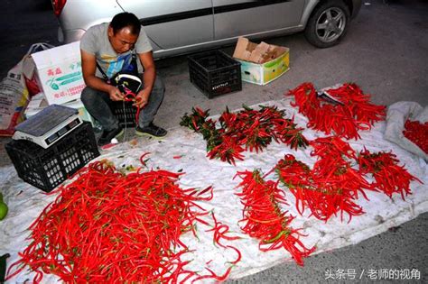 小兩口賣紅辣椒有絕招，穿成串掛脖子上車上，連小孩子都來搶著買 每日頭條