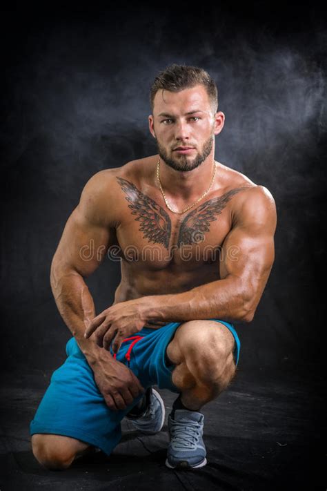 Hombre Joven Muscular Que Se Coloca Descamisado Foto De Archivo