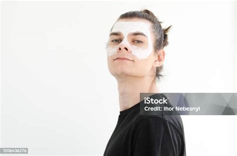 검은 티에 흰색 배경 위에 고립 된 얼굴 크림을 적용하는 만족 한 젊은 남자의 아름다움 초상화를 닫습니다 T 셔츠에 대한 스톡 사진 및 기타 이미지 Istock