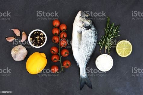 시장에서 도미 생선 야채 및 기타 식품 재료와 신선한 생선 물고기잡이에 대한 스톡 사진 및 기타 이미지 물고기잡이 얼음