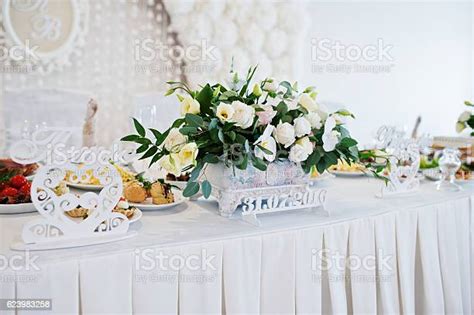 신혼 부부의 결혼식 테이블에 꽃 장식적인 하트와 표지판 결혼식에 대한 스톡 사진 및 기타 이미지 결혼식 그릇 꽃병
