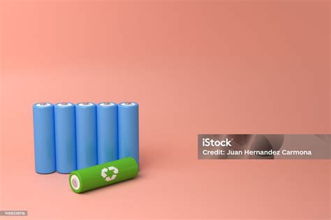 파란색의 18650 리튬 배터리의 수직 행과 재활용 기호가 있는 녹색 행 3d 렌더링 배터리 재활용에 대한 스톡 사진 및 기타