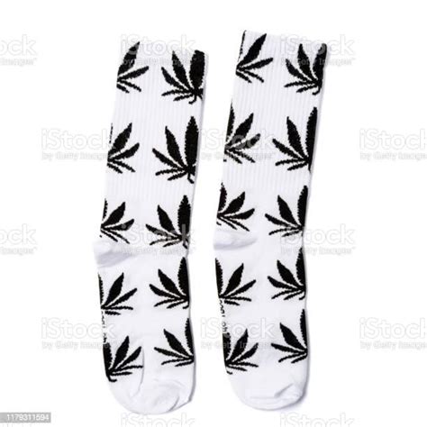 흰색과 검은 색 양말 흰색 고립 된 배경에 대마 또는 대마초로 0명에 대한 스톡 사진 및 기타 이미지 0명 겨울 귀여운