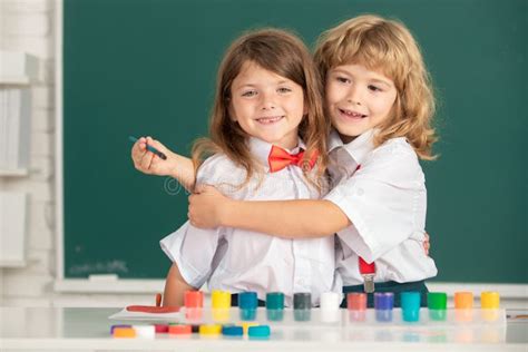 Feliz Garoto Da Pré Escola Na Sala De Aula Ensino Feliz Humor Sorrindo