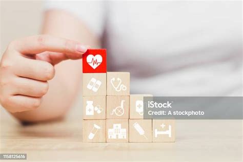 건강 보험 개념 아이콘 의료와 나무 블록 스태킹을 배열 하는 손 배열 1위에 대한 스톡 사진 및 기타 이미지 1위 건강 진단 건강관리와 의술 Istock