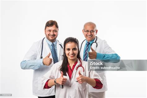 인도 의사의 그룹 남성과 여성은 흰색 배경에 고립 서 선택적 초점 건강관리와 의술에 대한 스톡 사진 및 기타 이미지 건강관리와 의술 남자 노인 Istock
