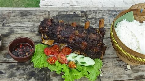 Iga Bakar Gajah Warung Mbah Lincah Beratnya Sampai 2 5 Kg Per Porsi