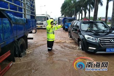 暴雨中海口交警徒手挖排水沟垃圾 雨中帮忙推车 海口网