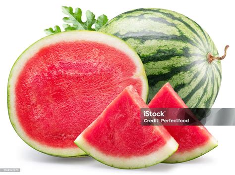 씨 없는 수박과 수박 조각은 흰색 배경에 고립되어 있습니다 파일에 클리핑 경로가 포함되어 있습니다 건강한 생활방식에 대한 스톡
