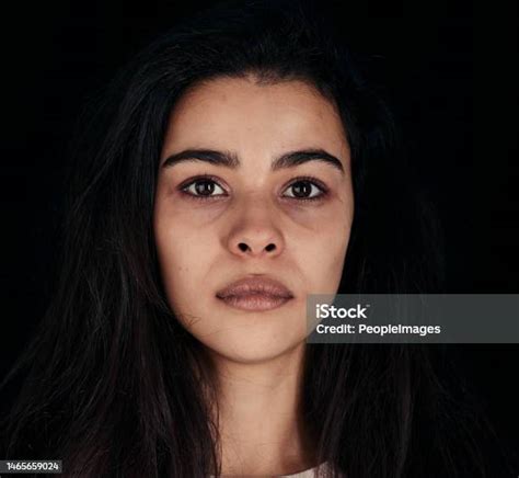 스튜디오에서 검은 배경에 있는 여성 얼굴 또는 정신 건강 우울증 불안 또는 심리학 양극성 장애 재활 센터에서 스트레스 소진 또는