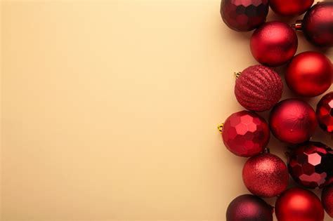 복사 공간이있는 베이지 색 배경에 붉은 크리스마스 장식 새해 인사말 카드 최소한의 스타일 플랫 레이 12월에 대한 스톡 사진 및 기타 이미지 Istock