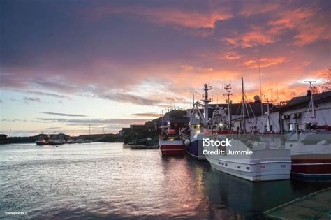 Lofoten 섬 노르웨이에서 일몰 하늘 후 부두에서 선택적 초점 어 부 보트 선착장 겨울에 대한 스톡 사진 및 기타 이미지