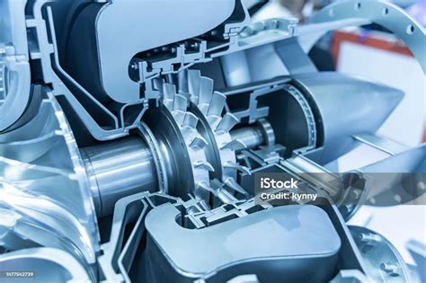블레이드와 연소실의 배열을 연구하기위한 종단면이있는 터빈 엔진 모델 전기 모터에 대한 스톡 사진 및 기타 이미지 전기 모터 추진 0명 Istock