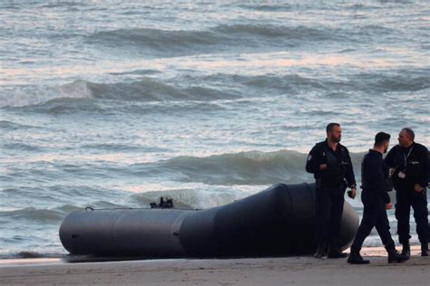 Un Groupe De Migrants Dont Une Quinzaine Denfants Secouru Sur Une