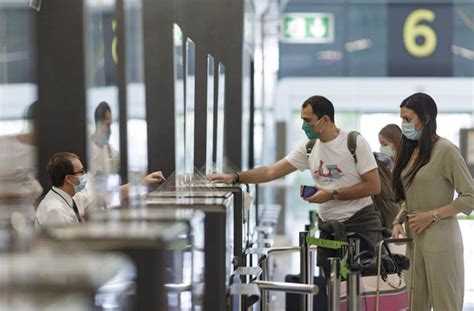 Los viajeros que lleguen a España serán sometidos a tres controles