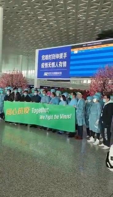 港府首班包機抵達武漢 【港府首班包機抵達武漢 部分港人到達機場】 特區政府今明兩日將派出四班包機，接載滯留湖北港人返港。首班包機早上約10