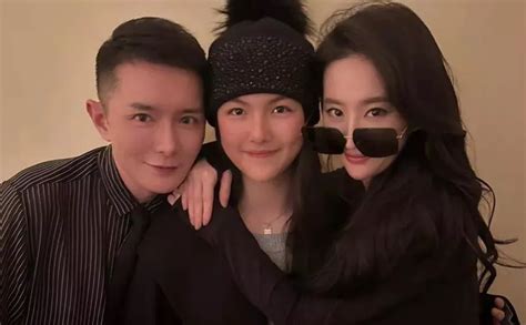 李湘家過圣誕，王詩齡被劉亦菲摟着合影 八闋