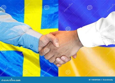 H Ndedruck Auf Schweden Und Ukraine Flagge Hintergrund Stockfoto