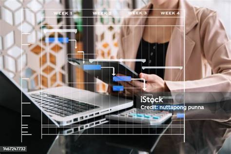 프로젝트 관리자는 이정표 진행 계획 및 Gantt 차트 일정 다이어그램을 사용하여 작업을 작업하고 업데이트합니다사무실에서 일하는 비즈니스 트램 개념에 대한 스톡 사진 및