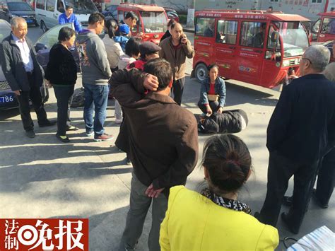 男子开车门撞倒骑车女孩 搜狐新闻