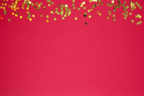 발렌타인 데이 황금 하트 모양의 반짝이 와 추상적 인 빨간색 배경입니다 파티 또는 발렌타인 데이 플랫 누워 인사말 카드 공간을 복사합니다 금 금속에 대한 스톡 사진 및 기타