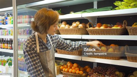 슈퍼마켓이나 소매점에서 일하는 백인 여성의 초상화와 식료품 제품에 대한 음식 음식 쇼핑 사람들의 라이프 스타일 비즈니스 서비스 직원 20 24세에 대한 스톡 사진 및 기타