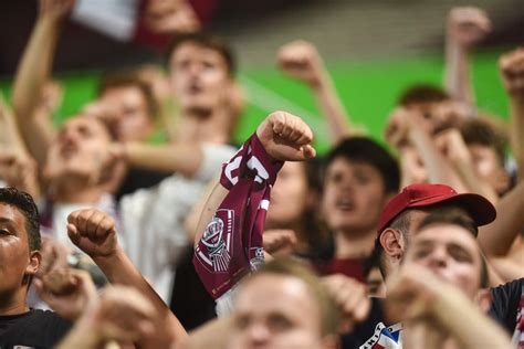 Suporterii CFR Cluj îl critică pe Dan Petrescu pentru alegerea echipei