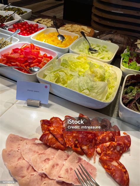 이미지 호텔 셀프 서비스 뷔페 디스플레이 샐러드 바의 콜드 컷 고기 빨간색과 노란색 피망 그릇 외에 햄과 살라미 조각 방울 토마토와 양상추 잎 자체 제작 샐러드 재료 높은