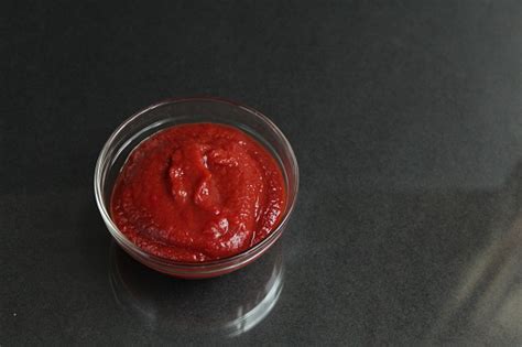 빨간 토마토 소스 페이스트 에 유리 소스 그릇에 검은 배경 복사 공간 장소 용 텍스트 0명에 대한 스톡 사진 및 기타 이미지