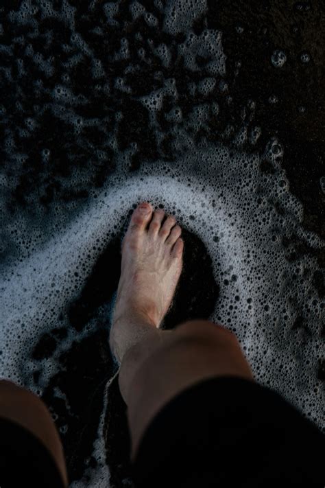Foto Una Persona Parada En El Agua Con Los Pies En El Agua Imagen