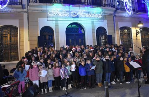El Coro De Niños De La Iglesia Cristiano Evangélica Canta En La Navidad