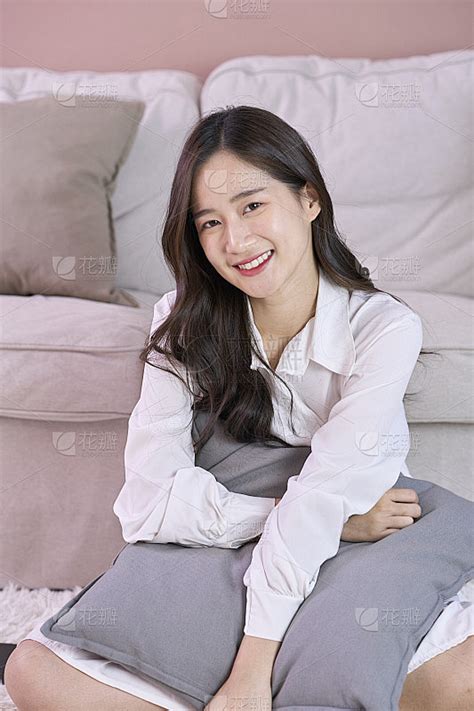 漂亮的年轻女子坐在沙发上