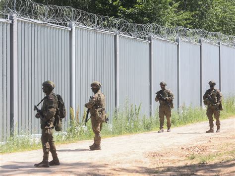 Żołnierz ugodzony nożem przez migranta na granicy z Białorusią