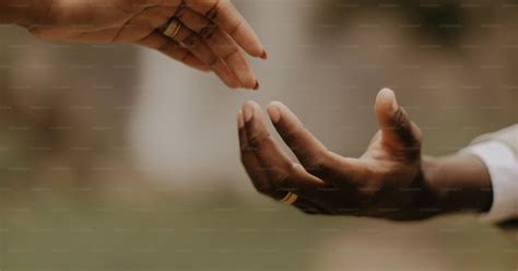 두 사람이 서로에게 손을 뻗고 있다 사진 Unsplash의 손을 뻗는다 이미지