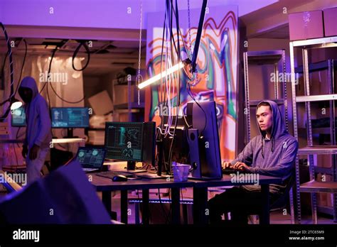 Junge Asiatische Kriminelle Die Computer Benutzen Um Systeme Zu Hacken Und Cyberangriffe Zu